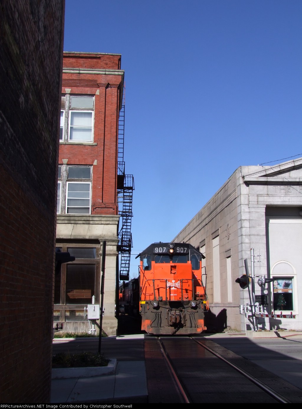 BLE 907 is on the trail end of northbound lite power